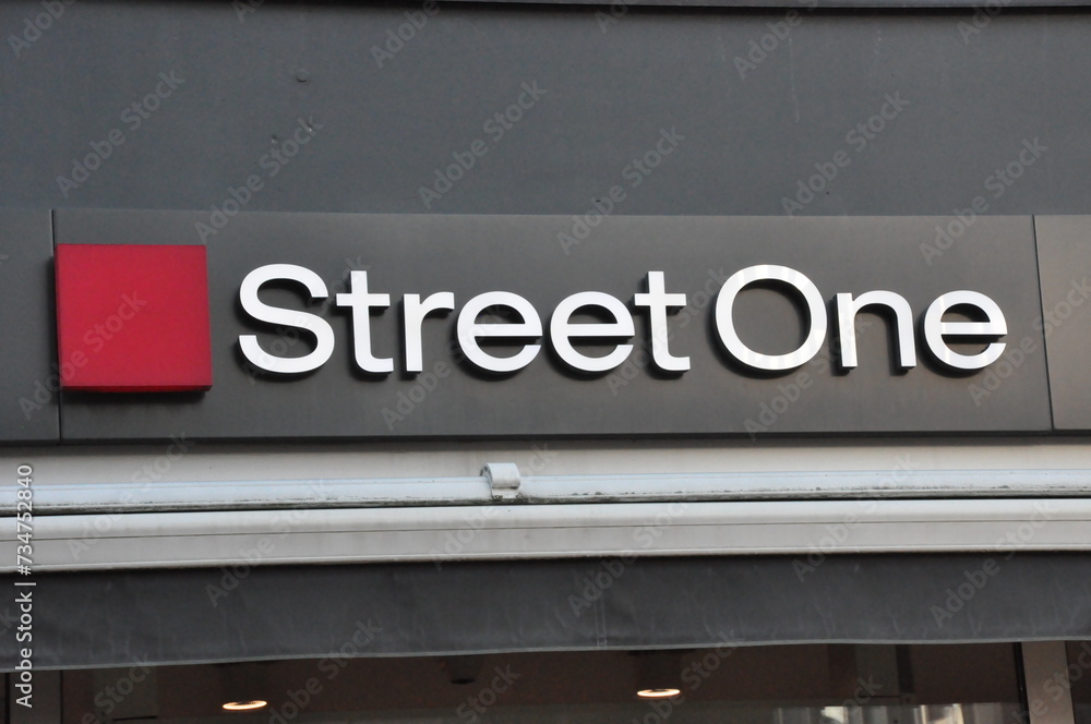 Street One: Logo mit Schrift über dem Eingang des Damenmodegeschäfts ...