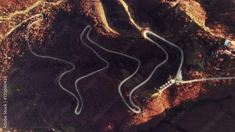 Vidéo Stock Serpentine road snakes through mountains harmony nature ...