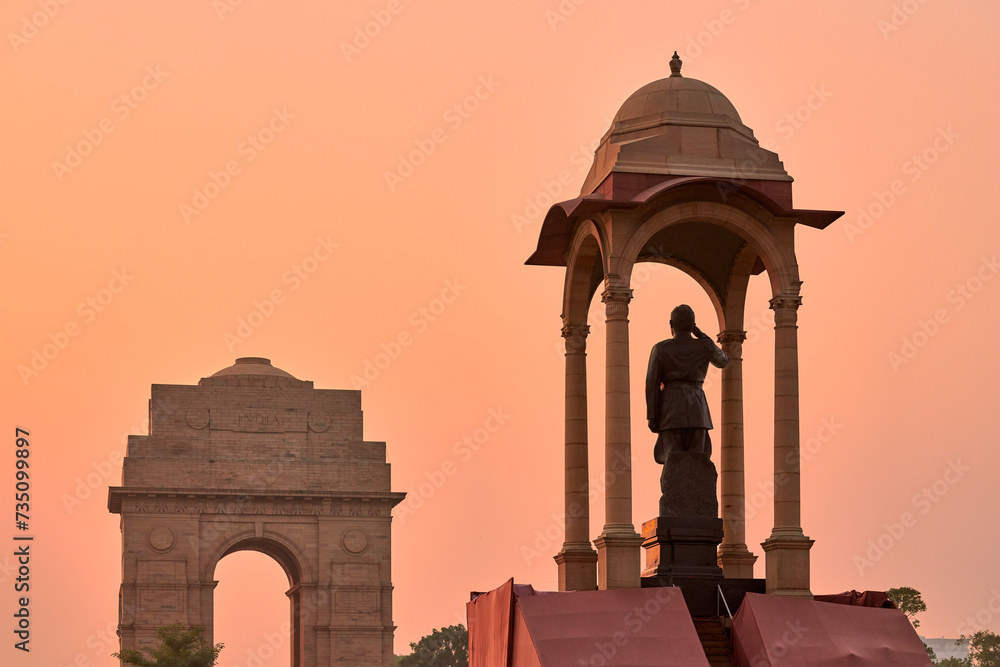 Statue of Subhas Chandra Bose under canopy behind India Gate war ...
