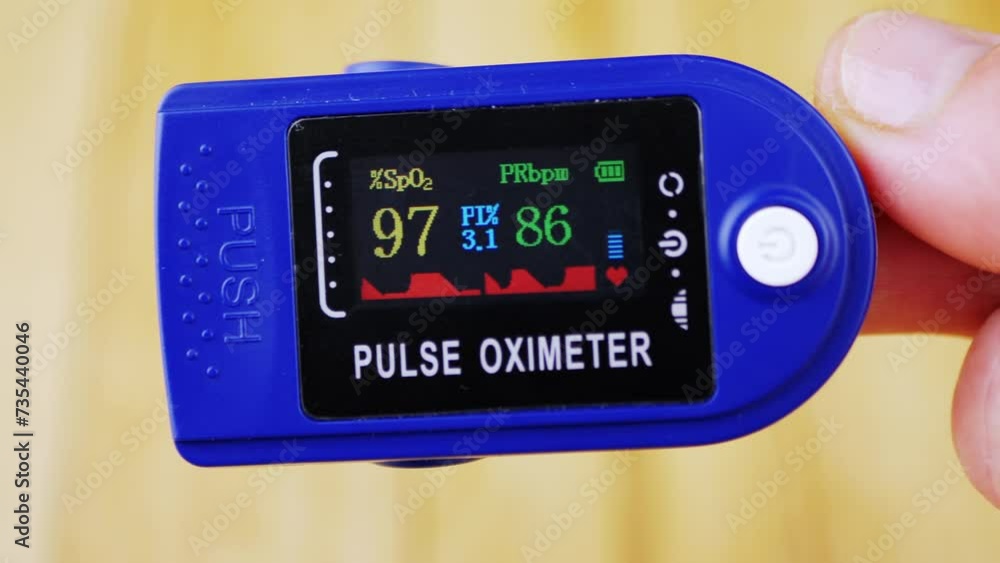 Vidéo Stock Woman Measures Pulse and Oxygen Saturation Using a Pulse ...