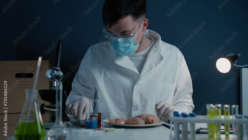 Vidéo Stock Scientist dripping red liquid on cultured meat, waiting for ...