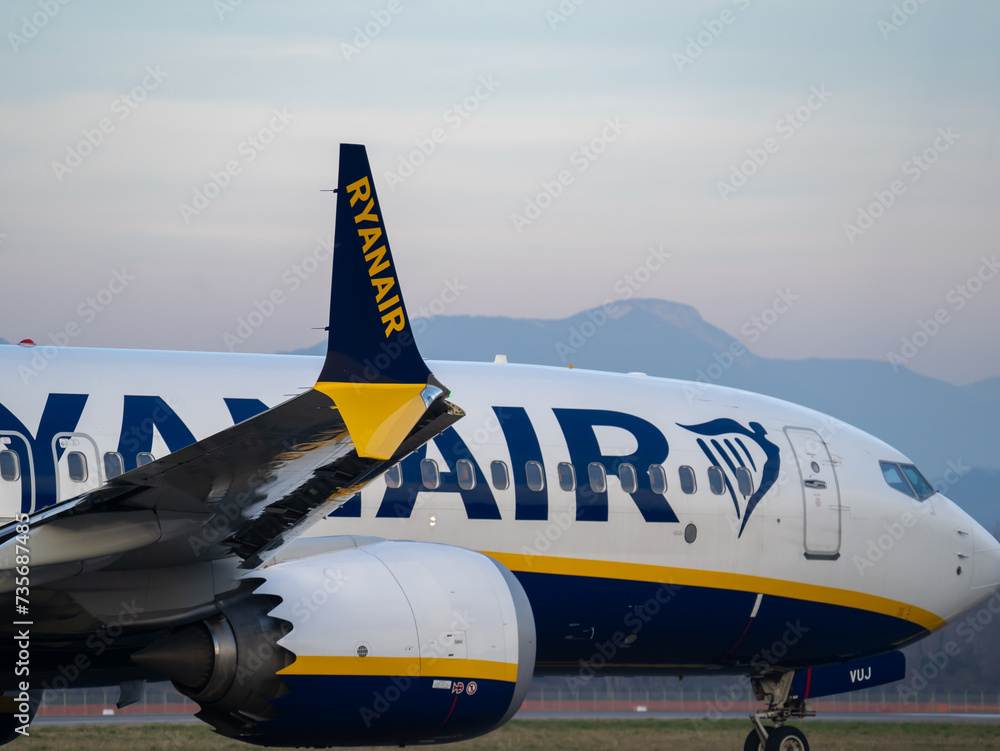 Ryanair Boeing 737 Max 8 split-tip winglet also called split-scimitar ...