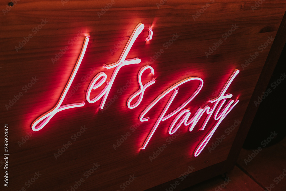 Foto de Señal de luz roja que dice let'&party. Letrero luminoso en ...