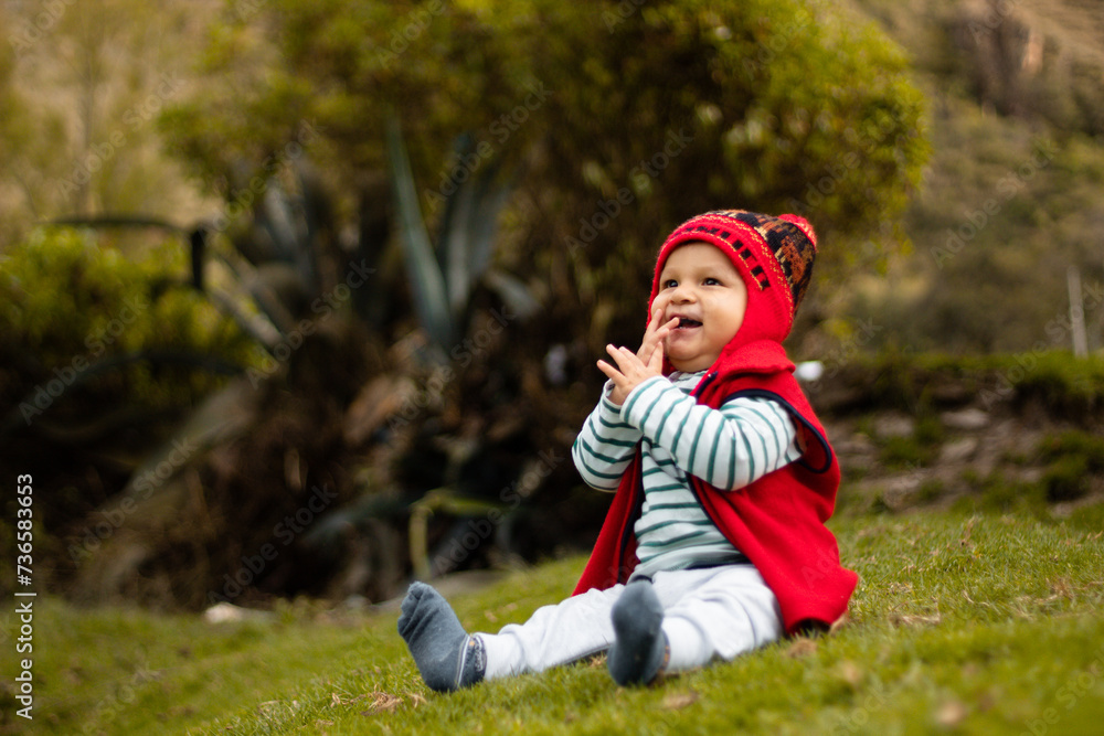 Un bebé con chullo tejido Dulce sonrisa andina, Un bebé sonriente con ...