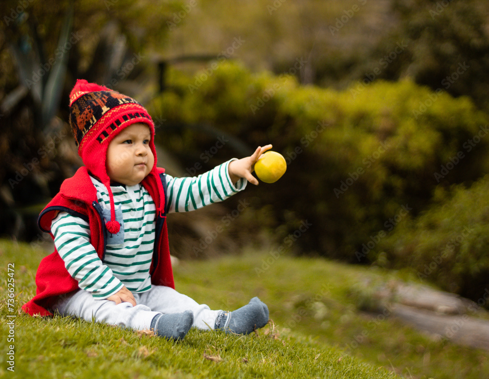 Un bebé sonriente con su chullo tejido, disfrutando del sabor de la ...