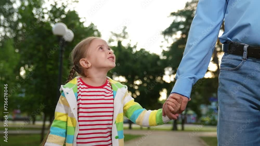 Vidéo Stock concept happy family park, father affection child kid ...