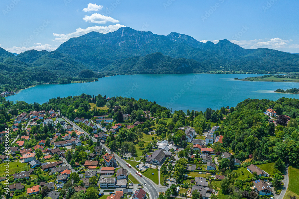 Die Gemeinde Kochel am See in Oberbayern im Luftbild, Blick zum Kochelsee und zum Herzogstand ...
