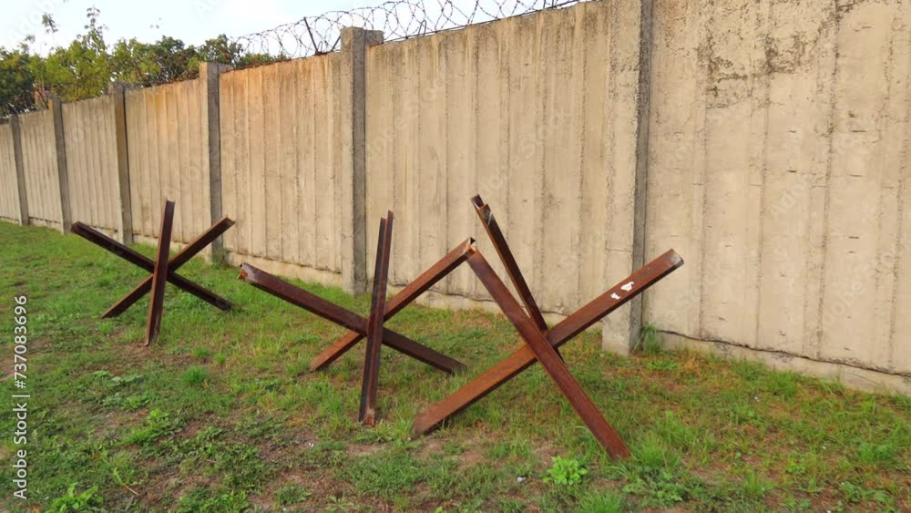 Vidéo Stock Czech hedgehogs and a long barbed wire wall in Kyiv Ukraine ...