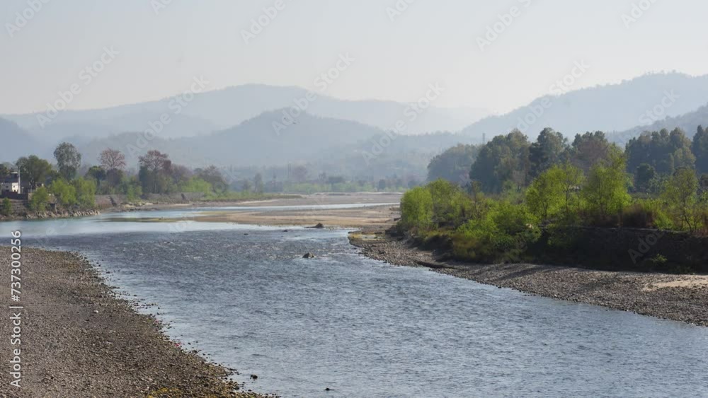 Vidéo Stock Mesmerizing beauty of Nepal as a river gracefully flows ...