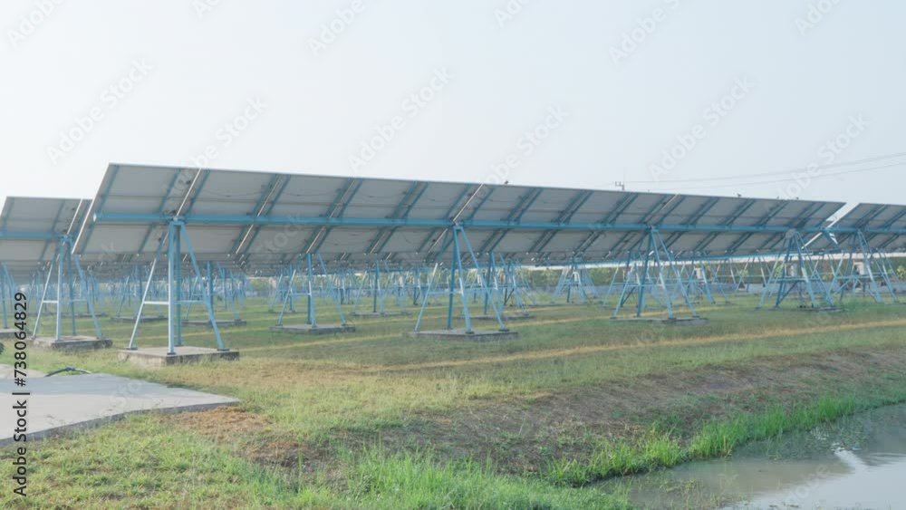 Vidéo Stock blue solar panel, Photovoltaic rows array of ground mount ...