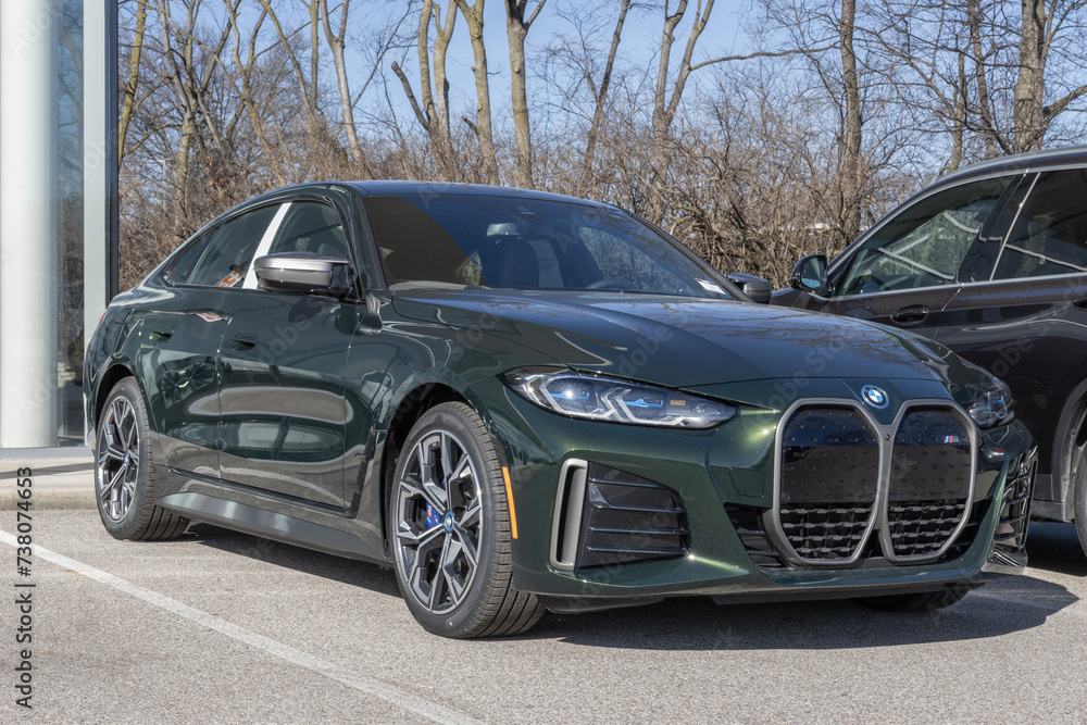 Foto de BMW i4 M50 Gran Coupe display at a dealership. BMW offers the ...