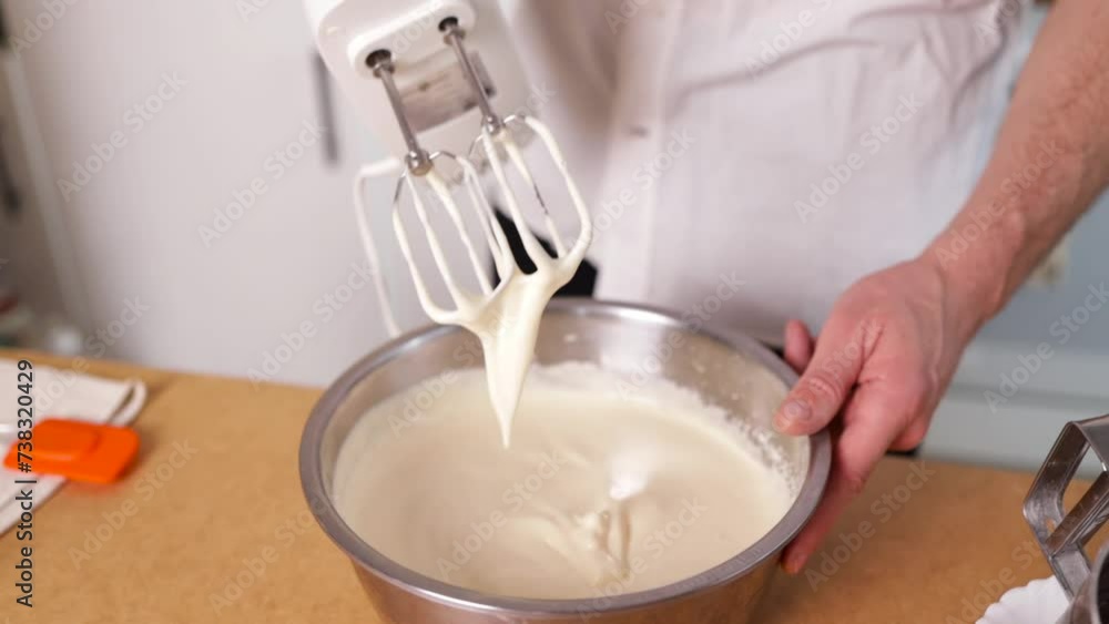 Vidéo Stock chef male cooking liquid dough for fritters pancakes ...