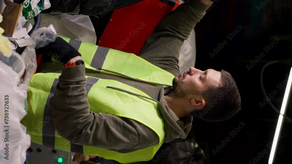 Vidéo Stock vertical video portrait of concentrated male worker in ...