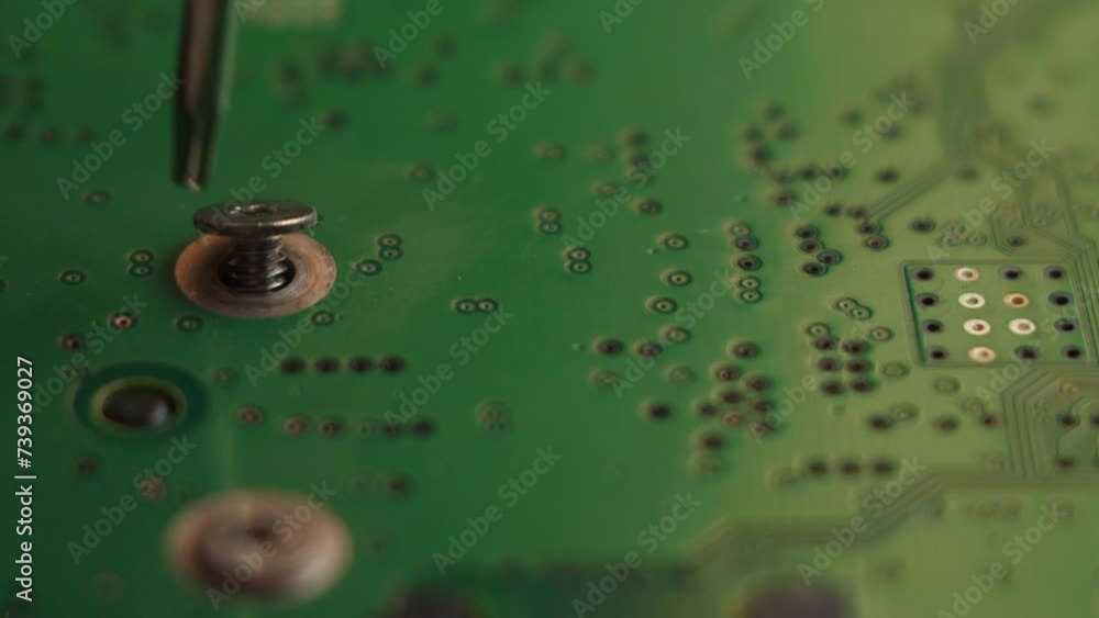 Vidéo Stock Macro shooting of unscrewing screws on a computer board ...
