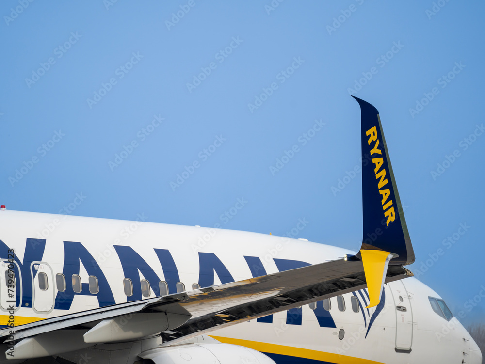 Ryanair Boeing 737 Max 8 split-tip winglet also called split-scimitar ...