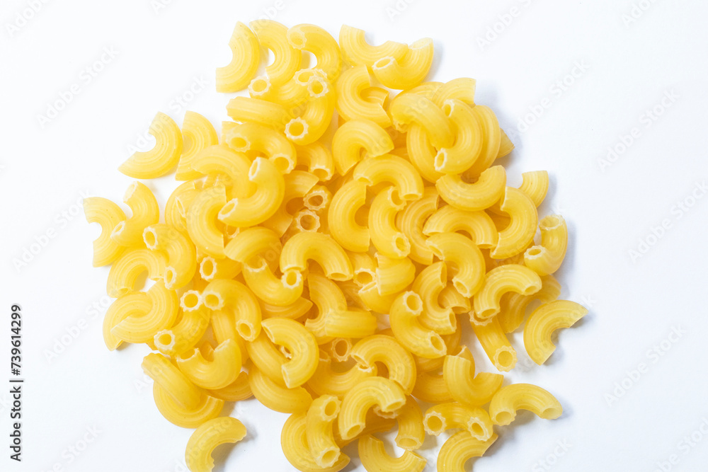 Heap of raw elbow macaroni (Pasta Gomiti) Isolated on white background ...