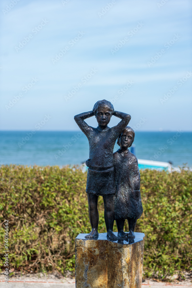 Bronze figures by BILDHAUER HELMUT BOURGER (1929-1989) in Binz on the ...