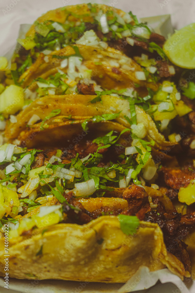Orden de tacos al pastor con cilantro, cebolla, piña y limón Stock ...