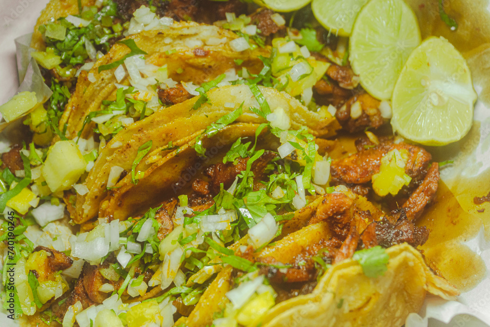 Orden de tacos al pastor con cilantro, cebolla, piña y limón foto de ...