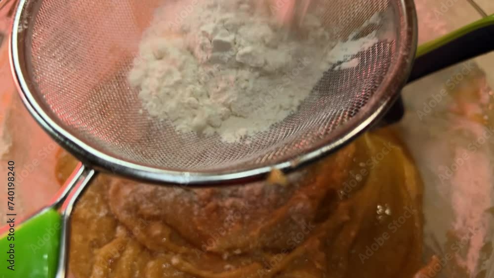 Vidéo Stock Top view pouring flour into sieve. Sifting flour as cooking ...