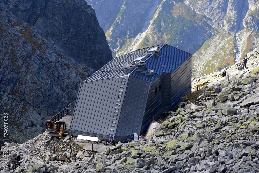 Legendarne, najwyżej położone schronisko Chata pod Rysami, zaopatrzenie ...