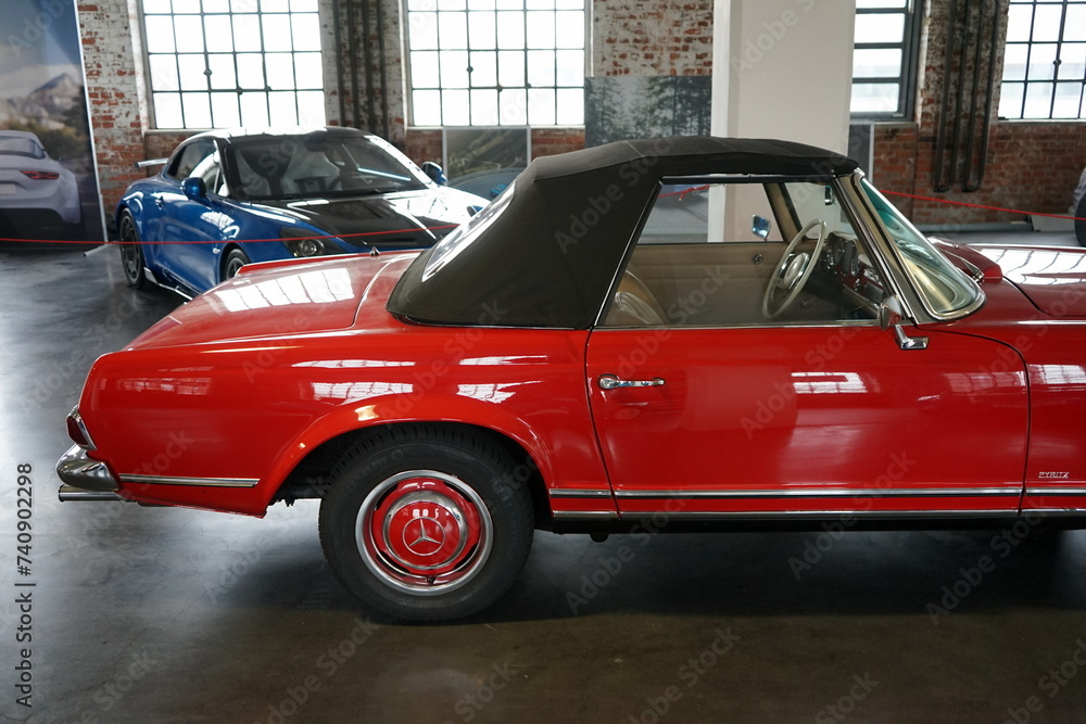 Mercedes SL Pagode der Baureihe W 113 in leuchtendem Rot mit ...