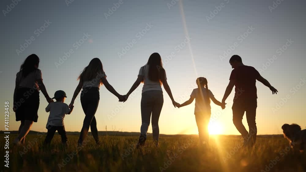 Vidéo Stock large family. big family silhouette walking in the park at ...