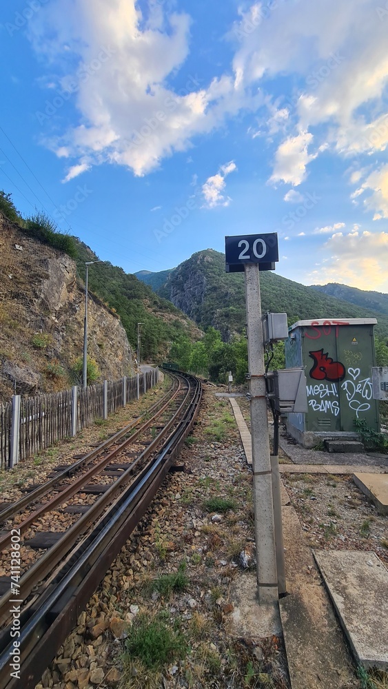 Station et quai du train jaune dans la vallée du Conflent dans les ...