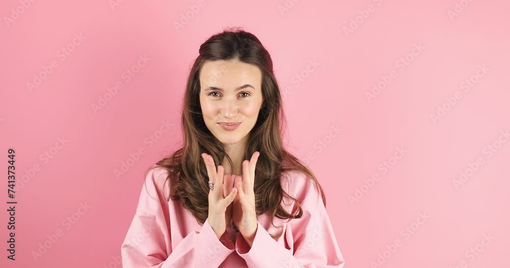 Vidéo Stock Mysterious sly woman steeple fingers and schemes something ...