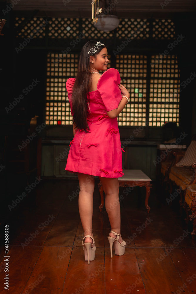 Foto Stock Full body photo of a radiant young Filipino lady confidently ...