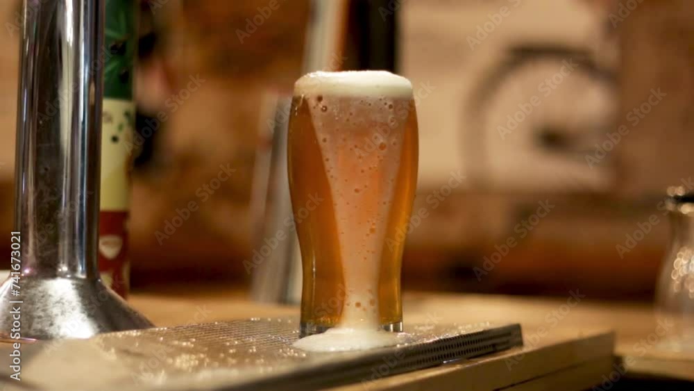 Cerveza tirada artesanal servida en un bar. Vaso lleno de cerveza ...