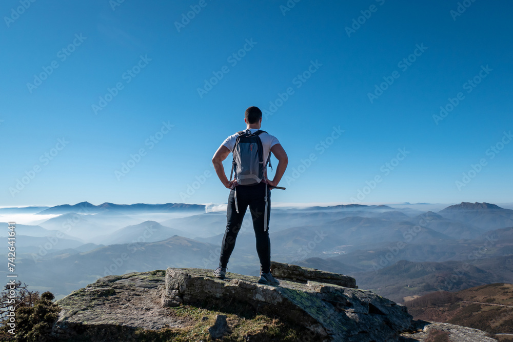 Explorando o pico das montanhas de La Rhune: Jovem turista maravilhado com a deslumbrante vista ...