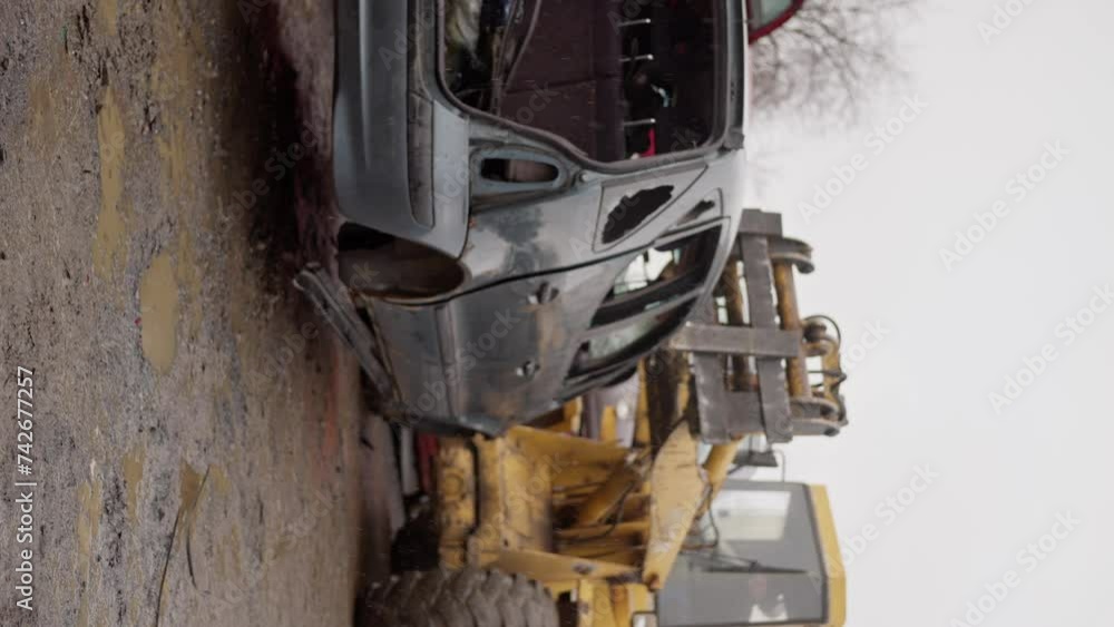 Vidéo Stock Forklift stacks cars into pile in junk yard close up with ...