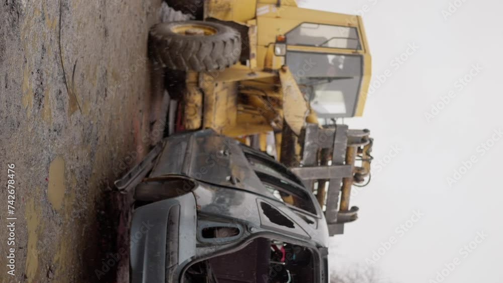 Vidéo Stock Forklift stacks cars into pile in junk yard close up with ...