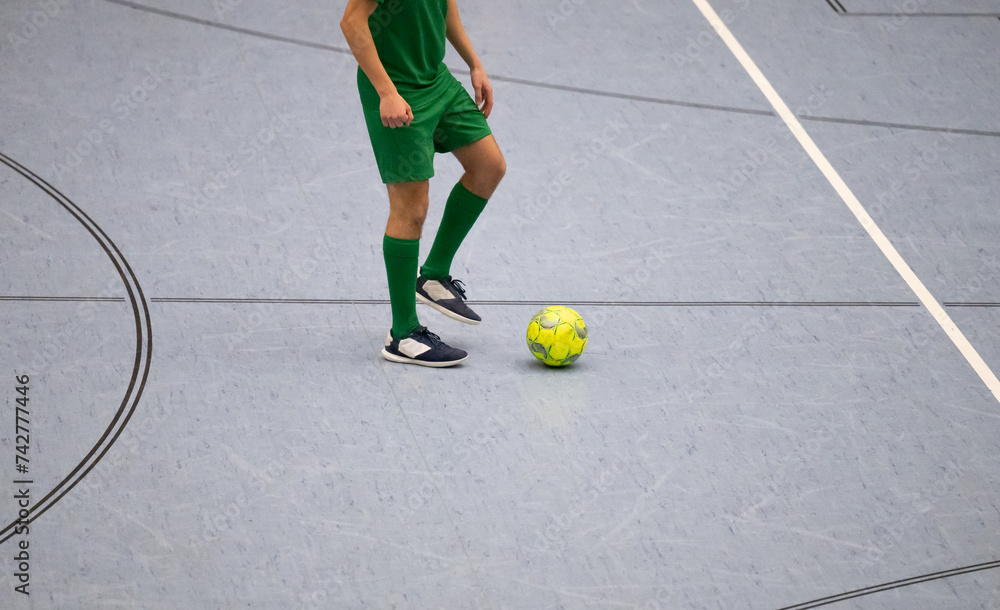 Foto de Futsal Hallen Fußball und Sporthallenboden in einer Sporthalle ...