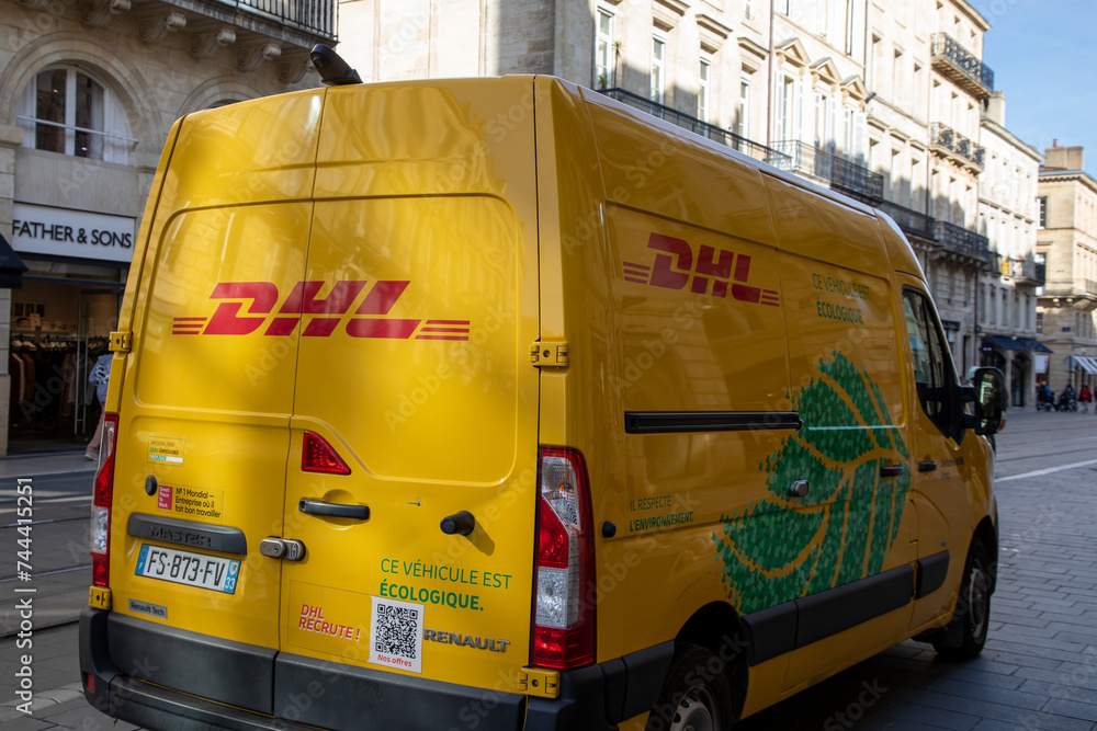 Foto de DHL delivery panel van yellow master renault tech courier ...