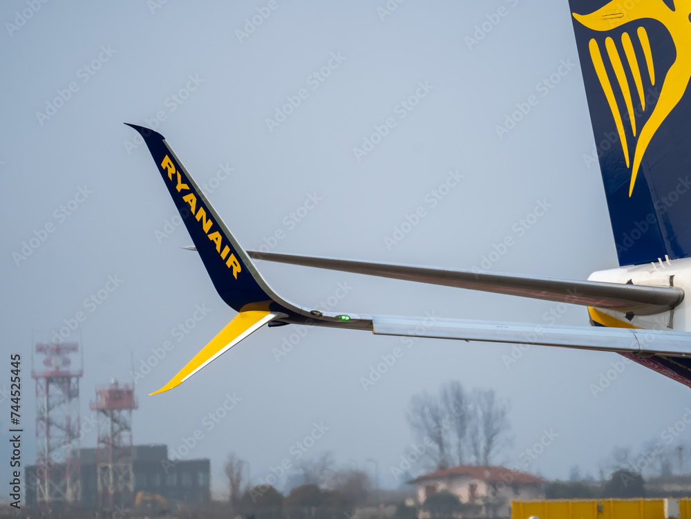 Ryanair Boeing 737 Max 8 split-tip winglet also called split-scimitar ...