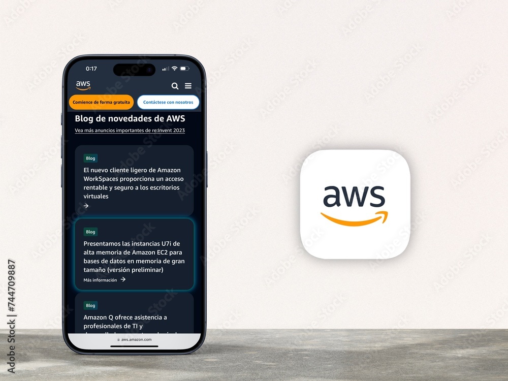 El sitio web de AWS se muestra en un teléfono inteligente moderno, fondo blanco con el logotipo ...