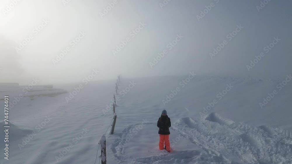 Vídeo do Stock: The road is in the fog and a girl is playing in the ...