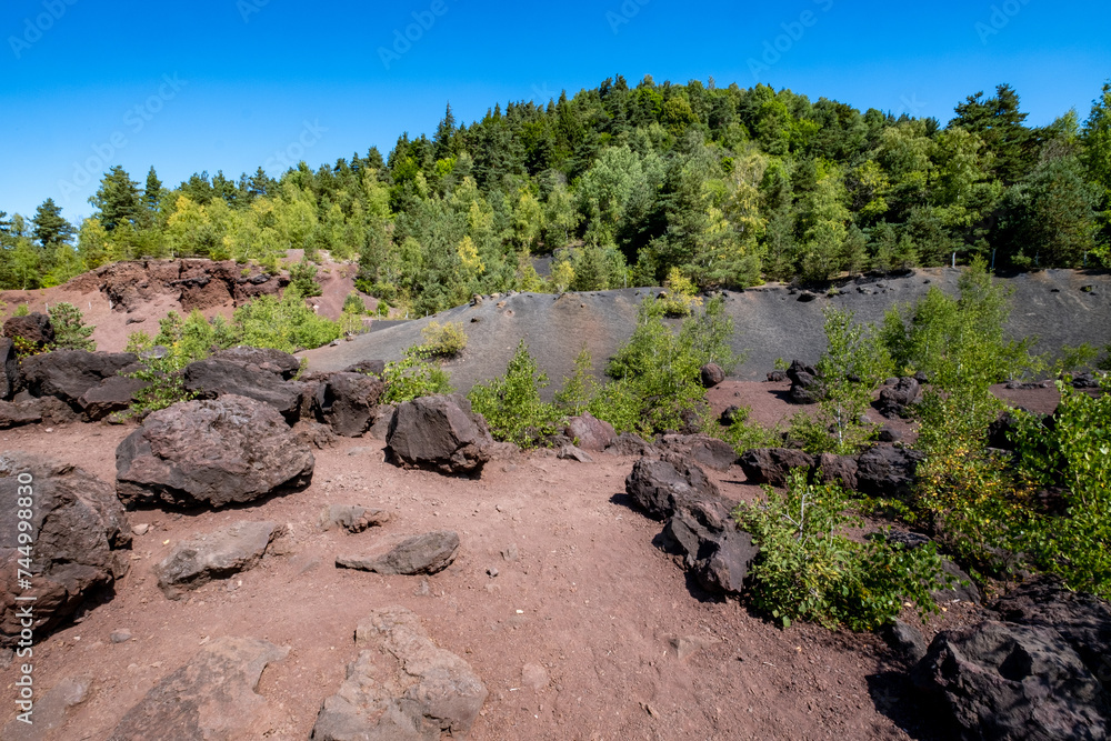 Paysage volcanique ; cratère d'un vieux volcan éteint (Puy de la vache ...