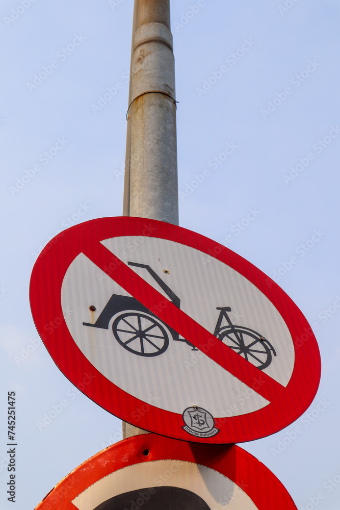 a traffic sign indicating that rickshaw or tricycles are prohibited ...