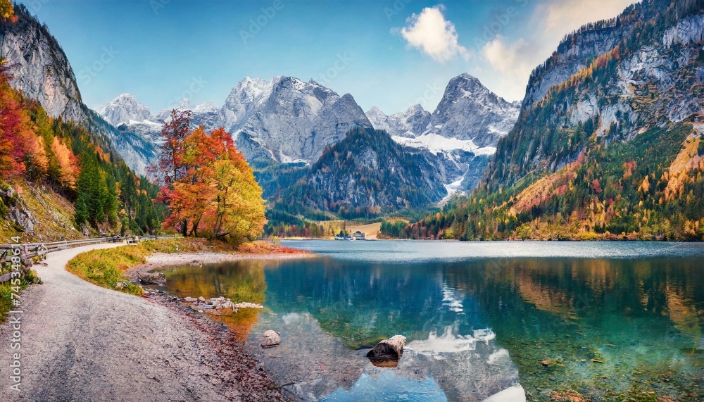 Scène d'automne paisible du lac de Vorderer ( Gosausee ) sur fond ...
