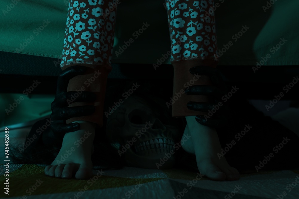 Foto de Scary monster under bed grabbing little girl by legs in ...