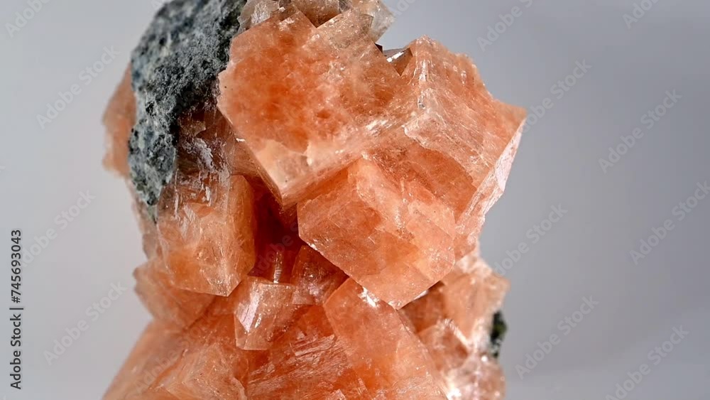 Vidéo Stock Chabazite crystals (tectosilicate mineral of the zeolite ...