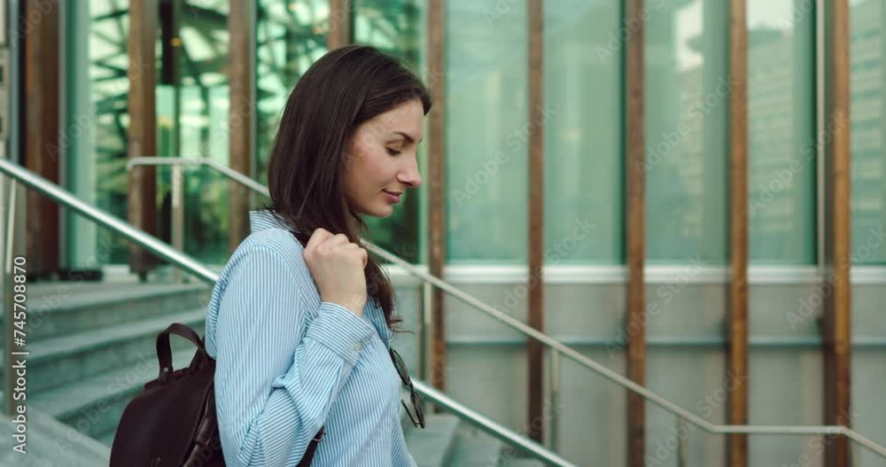 Vidéo Stock Young happy smiling woman is looking around and enjoying ...