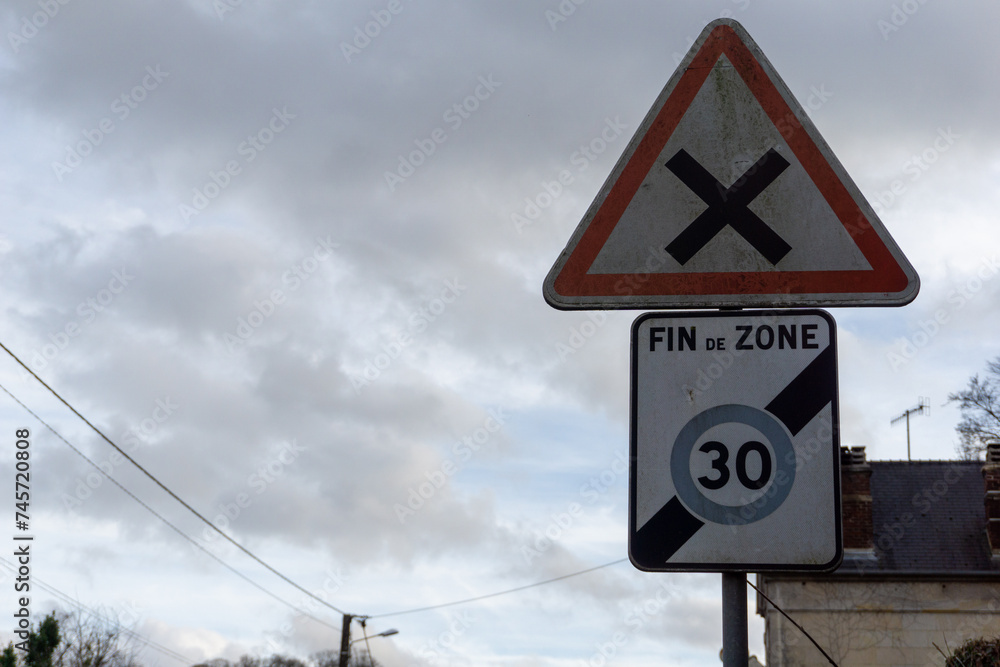 Segnale stradale triangolare con una x che indica intersezione ...