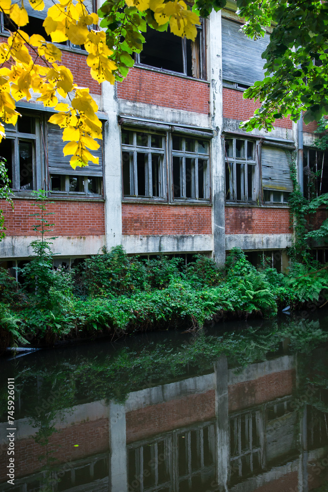 Usine abandonnée dans les Vosges. Passé industriel à Epinal. Ancienne ...