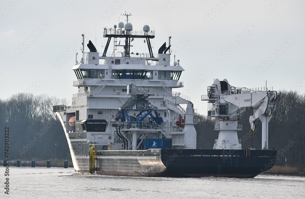Offshore Windpark Versorgungsschiff Deep Cygnus im Nord-Ostsee-Kanal ...