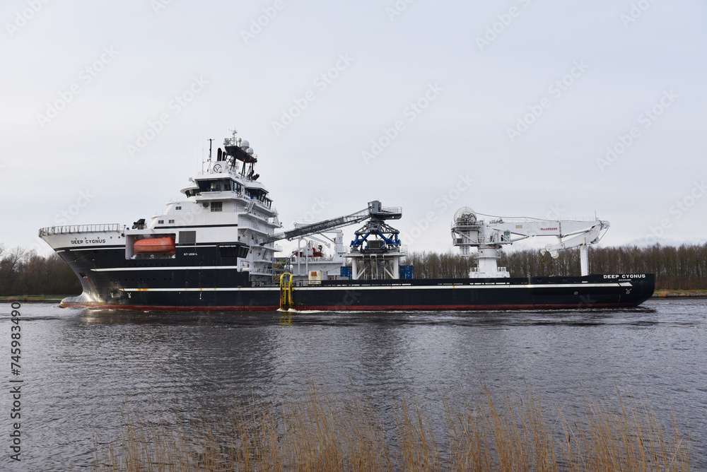 Offshore Windpark Versorgungsschiff Deep Cygnus im Nord-Ostsee-Kanal ...