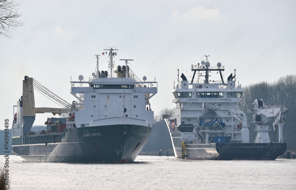 Offshore Windpark Versorgungsschiff Deep Cygnus im Nord-Ostsee-Kanal ...